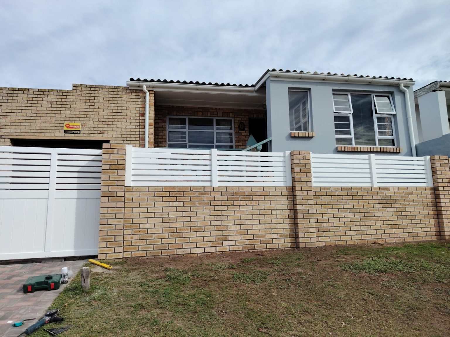 Horizontal Picket Wall Extension - Fendeck Premium PVC Fencing